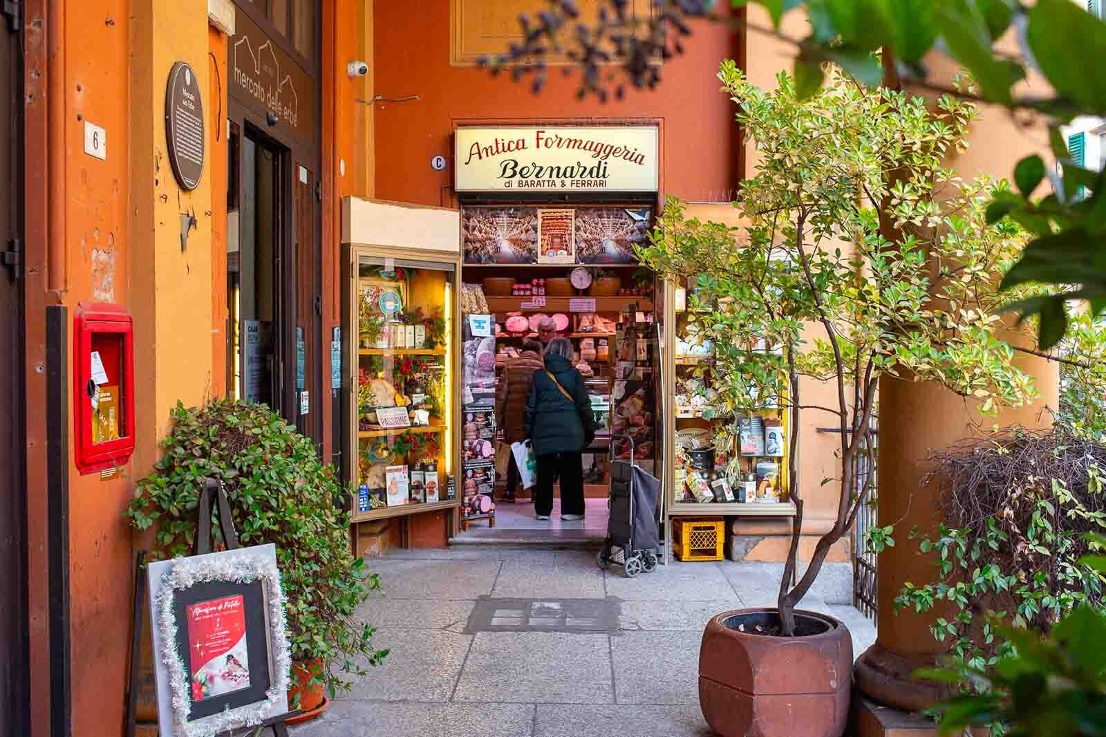 Mercato delle Erbe: what to eat and buy – Taste Bologna